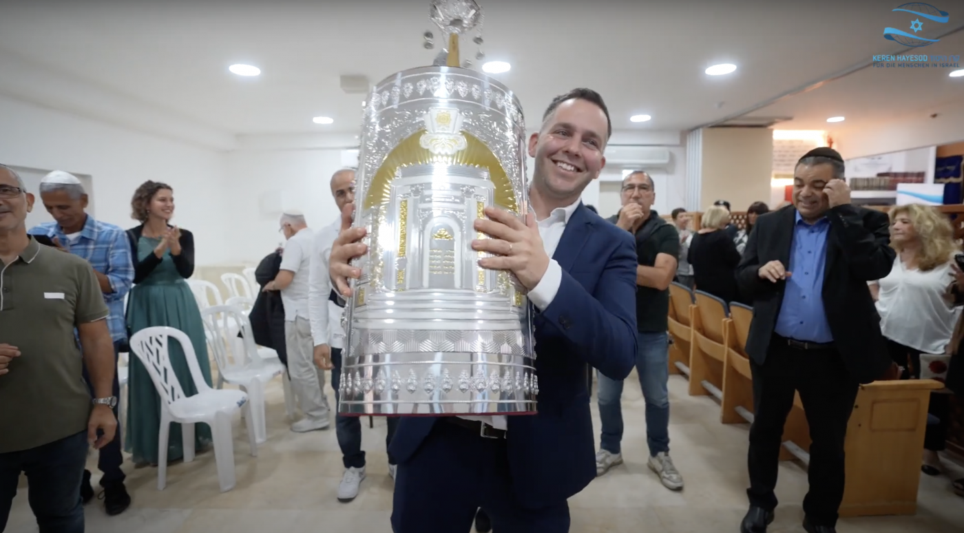 9. November - Neue Tora-Rolle stiftet Hoffnung - Tora Rolle